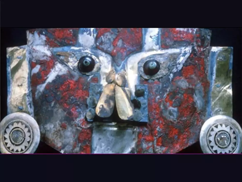 1000 gadus veca maska tika nokrāsota ar cilvēka asinīm