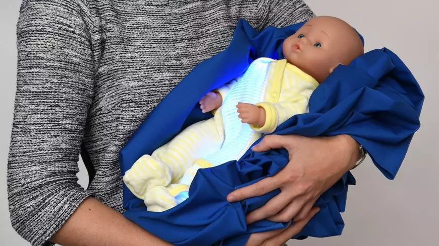 Ezek a fénykibocsátó pizsamák segíthetnek a sárgaságban szenvedő újszülöttek kezelésében