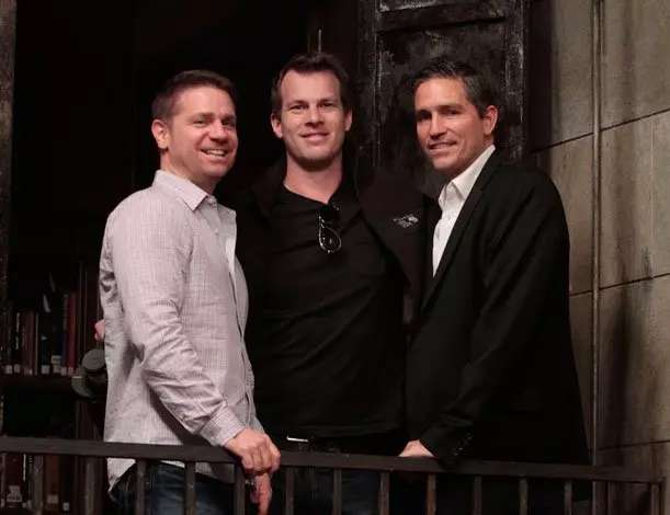 Greg Plageman, Jonathan Nolan en Jim Caviezel op die stel van “Person of Interest”.