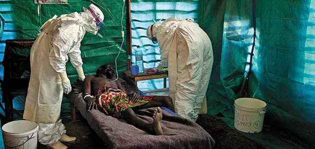 Médicos com paciente de Ebola