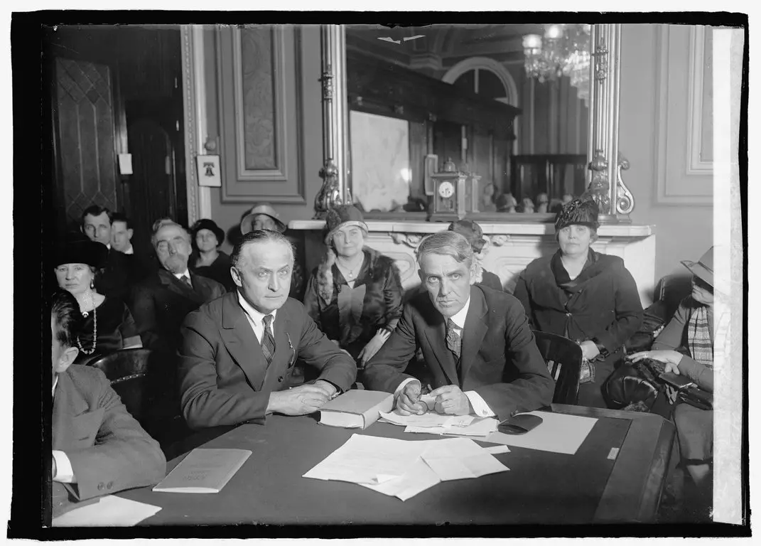 Harry Houdini mit Senator Capper bei einer Kongressanhörung 1926