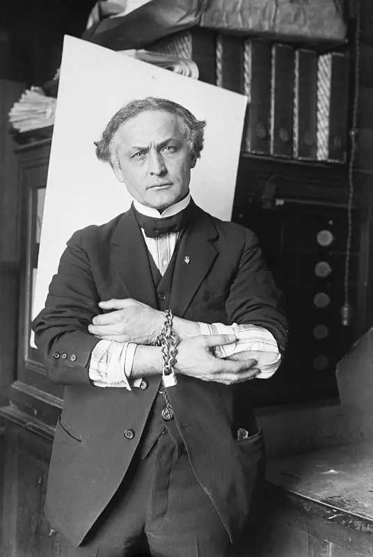 Un Houdini esposado retratado en 1918