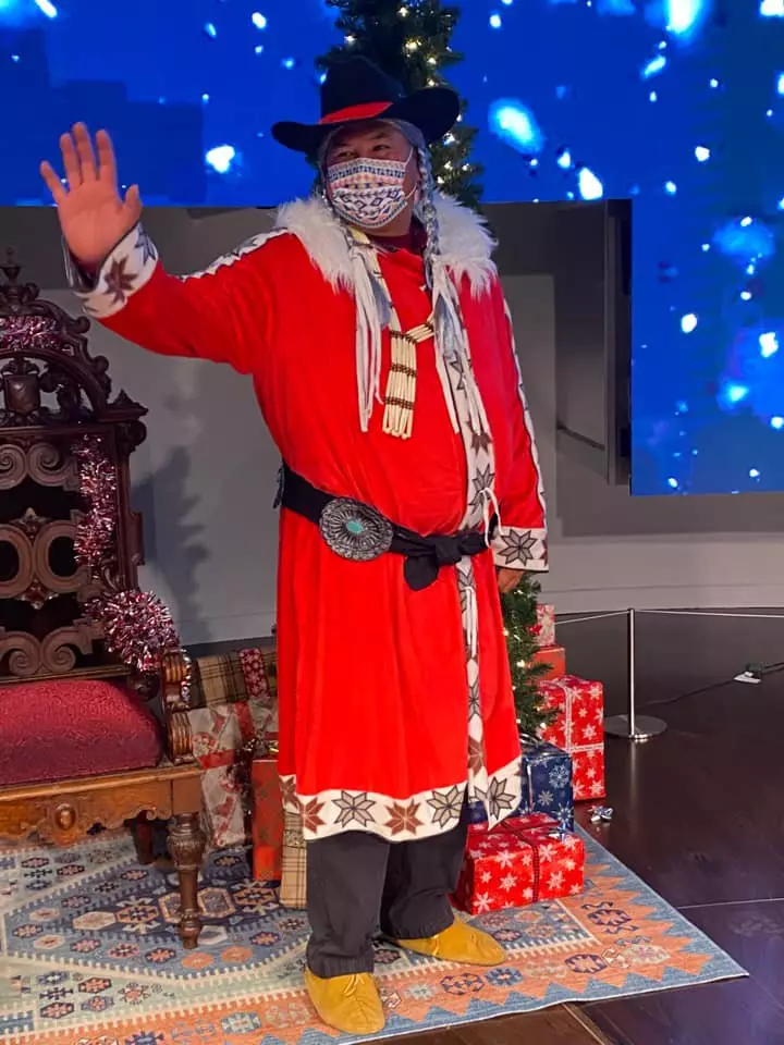 Фотографія людини, одягненої як Санта з аксесуарами Chickasaw.