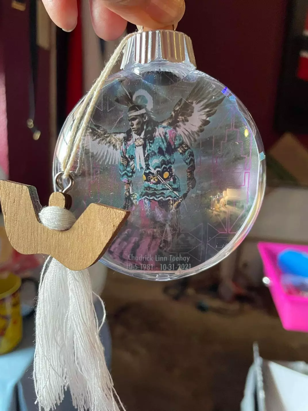 Afbeelding van een ornament weergegeven op een kerstboom.
