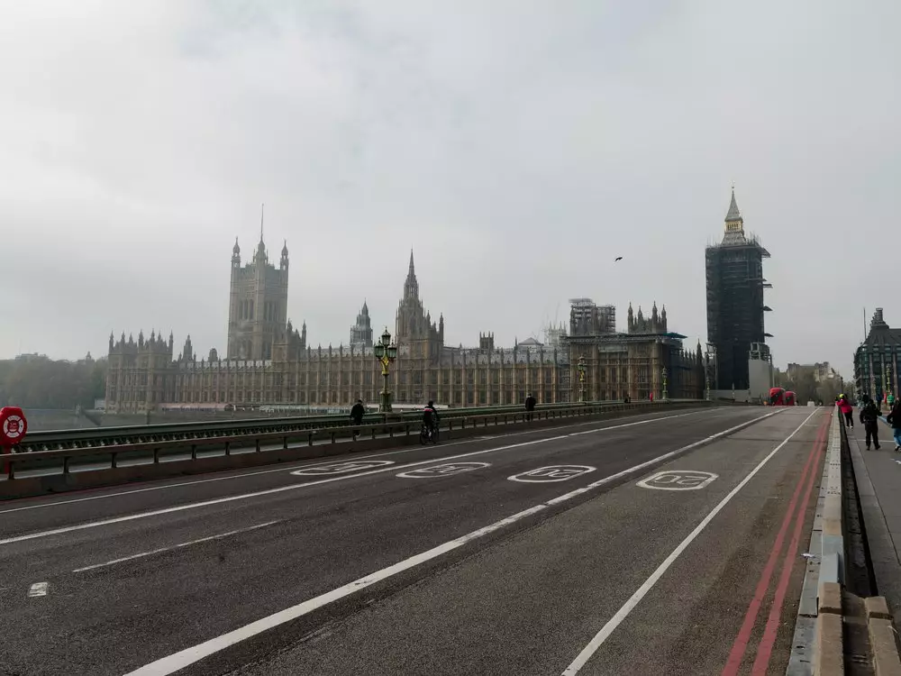 Chodci přecházejí přes téměř opuštěný Westminsterský most, když Anglie vstupuje do čtyřtýdenní blokace, aby se vypořádala s šířením koronaviru, dne 5. listopadu 2020 v Londýně, Anglie