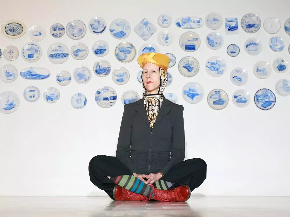 Η καλλιτέχνης Julie Green ποζάρει μπροστά σε μια επιλογή από πιάτα του Μυστικού Δείπνου το 2015.