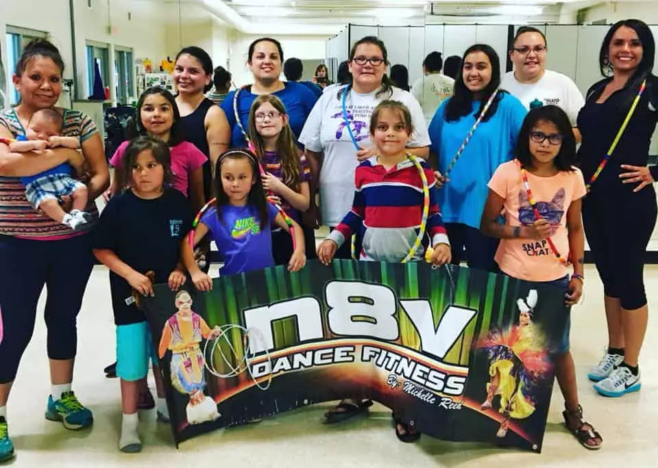 Faceți cunoștință cu trei femei native care combină dansul Powwow cu alte tipuri de fitness