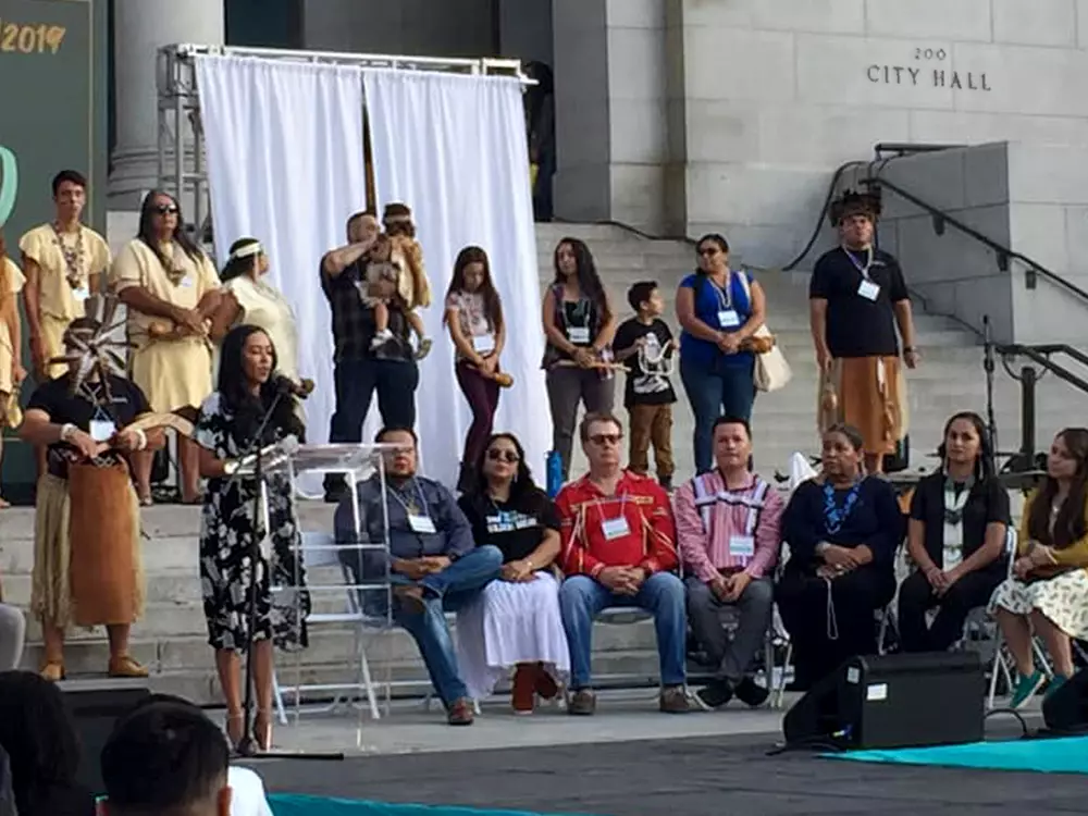 Infödingarna i Kalifornien samlas framför stadshuset för att fira Los Angeles andra årliga ursprungsbefolkningsdag. 14 oktober 2019, Los Angeles, Kalifornien. (Foto med tillstånd av Helena Tsosie)