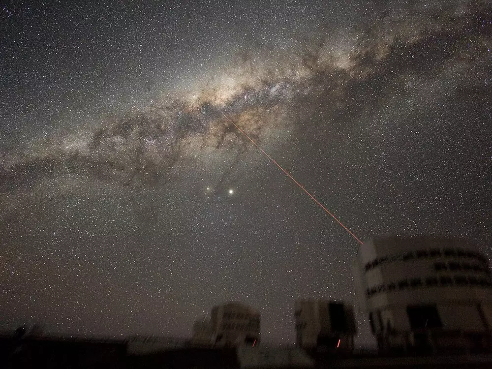 ESO астрономы Yрий Белецкий төшергән 2007 елның 21 июлендә Паранал өстендәге төнге күк рәсеме.