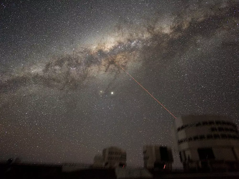 Immagine del cielo notturno sopra Paranal il 21 luglio 2007, scattata dall'astronomo dell'ESO Yuri Beletsky.