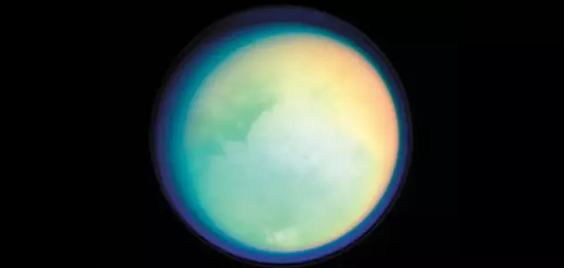 Титан месец