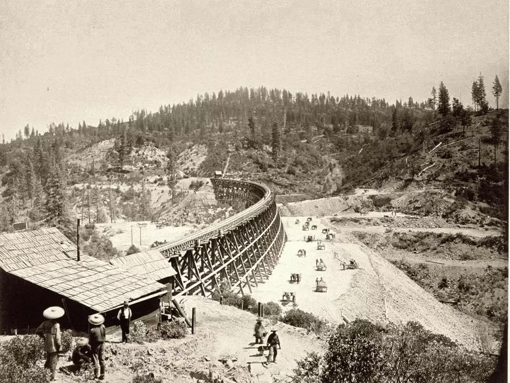 Kínverskir járnbrautarstarfsmenn nálægt Secret Town Trestle í Placer County, Kaliforníu, um 1869