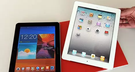 Apple menuduh Samsung menyalin reka bentuk tablet mereka.