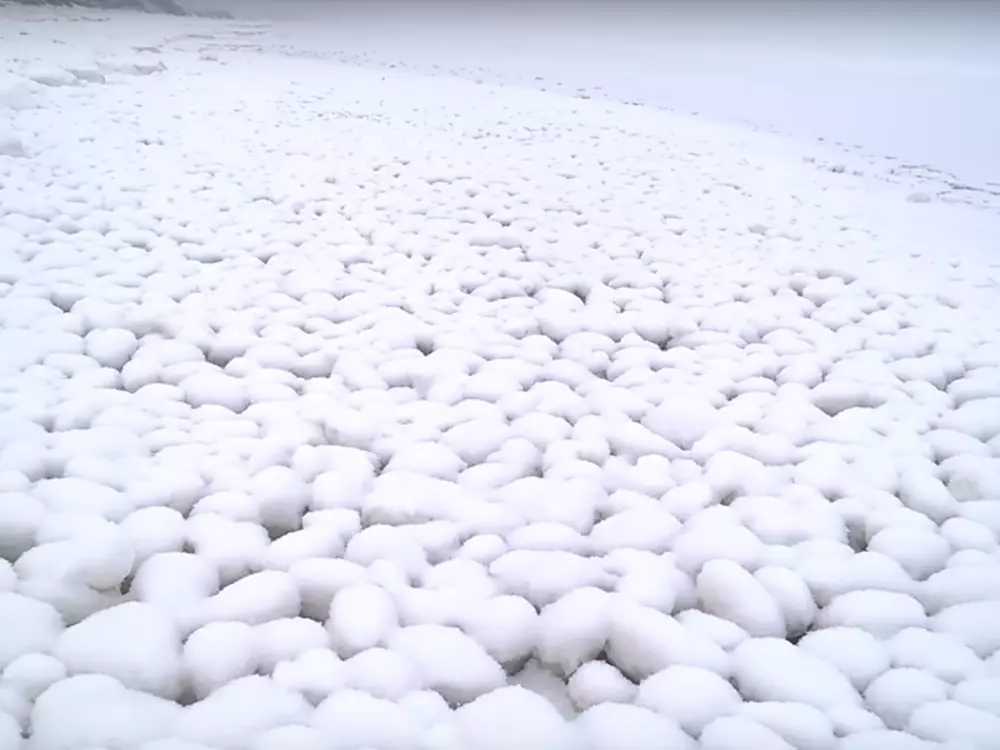 Dabiski veidojušās sniega bumbas klāj Sibīrijas pludmales