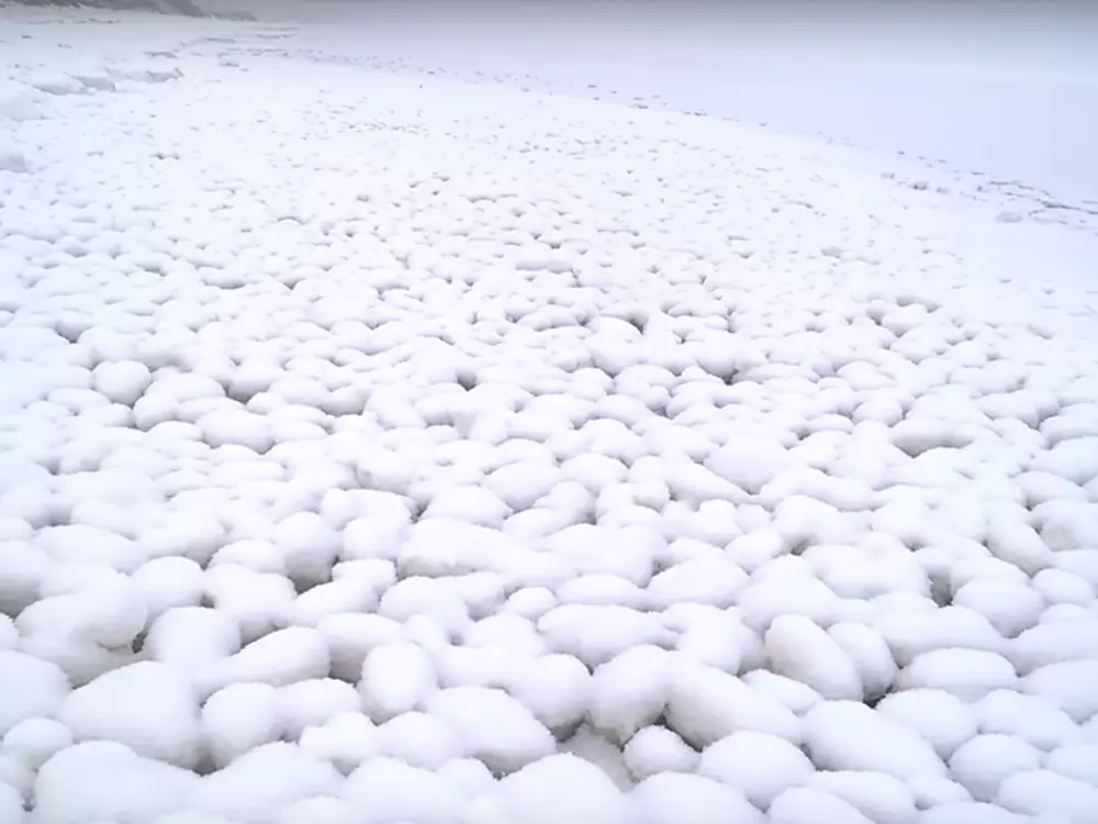 Natural nga Naporma nga Mga Snowball Nagtabon sa mga Baybayon sa Siberia