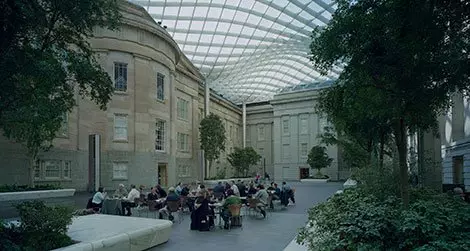 Kogod Courtyard is 'n ruimte van 28 000 vierkante voet met sitplek, gratis WiFi en 'n Courtyard Café.