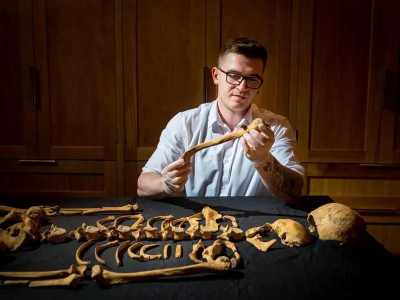 Archeologai Londono bokšte aptiko viduramžių moters ir vaiko skeletus