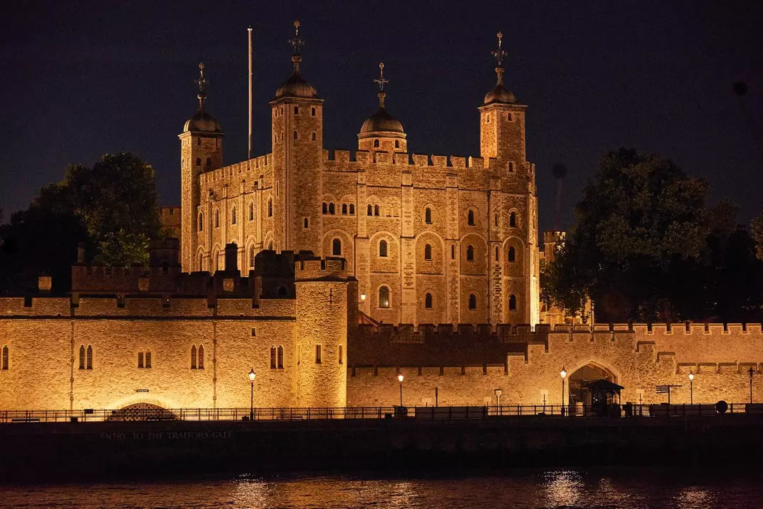 Argeologen ûntdekke midsieuske frou- en bernskeletten by de Tower of London