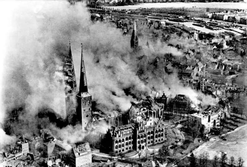 1942年の爆撃後の建物の焼却