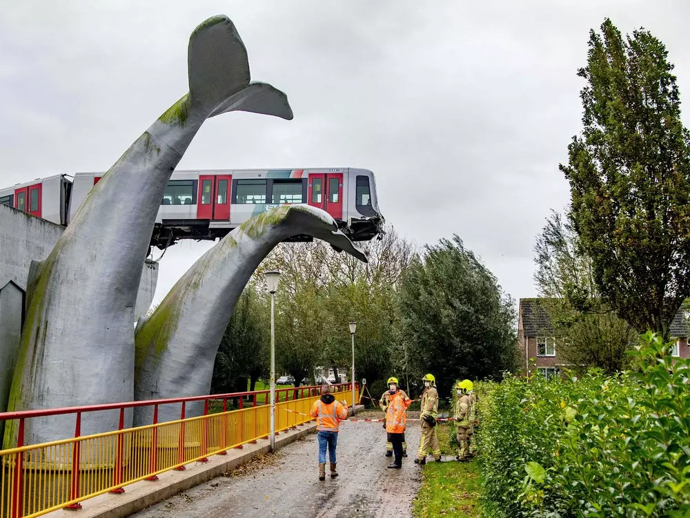 U nesreći Fluke, skulptura kitovih repova spasila je vlak od pada od 33 stope
