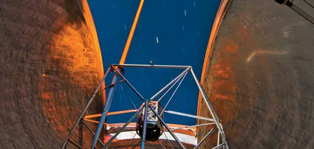 All'interno di una cupola del telescopio Keck