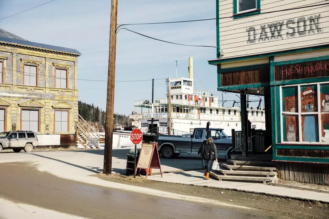 Dawson City gatvės scena