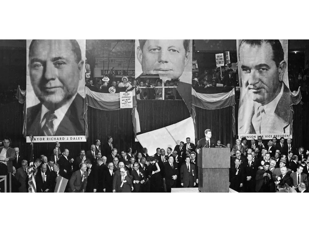 존 F. 케네디 상원의원은 1960년 대선을 4일 앞두고 시카고 스타디움에서 지지자들에게 연설하고 있다.