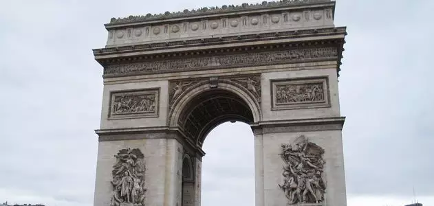 Circulando no Arco do Triunfo de Paris