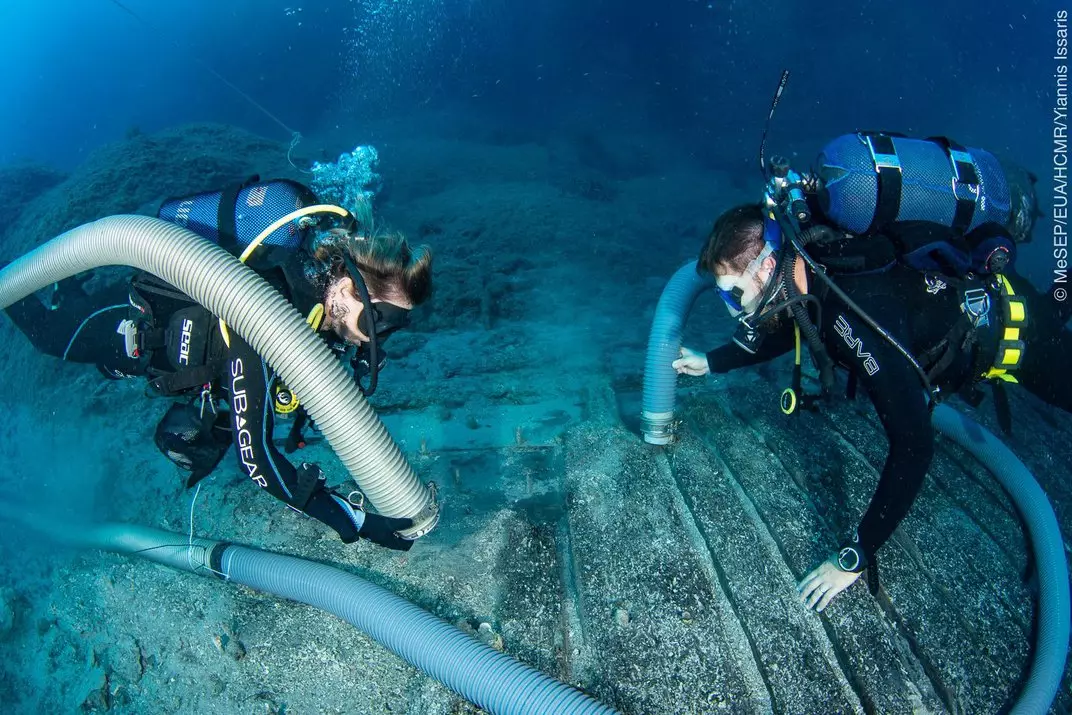 Comori recent descoperite au venit de la aceeași navă scufundată care a transportat controversata „Marmură Elgin” 13832_1