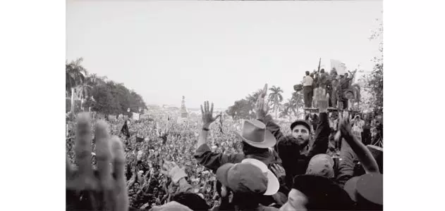 Zeldzame foto's beschrijven een vroege Castro-rally in Cuba