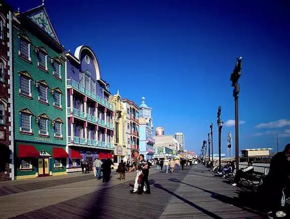 Atlantic City Boardwalk është po aq shumëngjyrësh sa tafija për të cilën njihet.