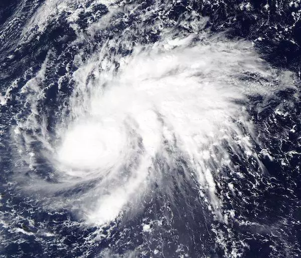 Isang satellite na larawan ng Super Typhoon Goni. Ipinapakita nito ang Goni, isang malaki, puti, umiikot na bagyo na gumagalaw sa ibabaw ng asul na karagatang Pasipiko