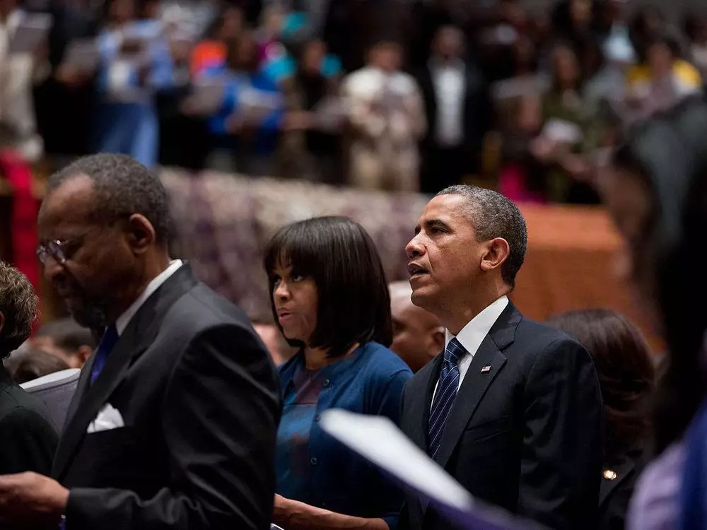 ओबामास वाशिंगटन, डीसी में अफ्रीकी मेथोडिस्ट एपिस्कोपल चर्च में पूजा करते हैं।