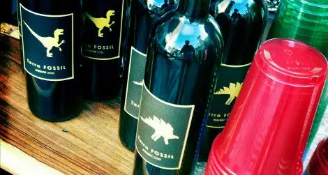 Bottiglie di vino di dinosauro avvistate a una festa di Manhattan