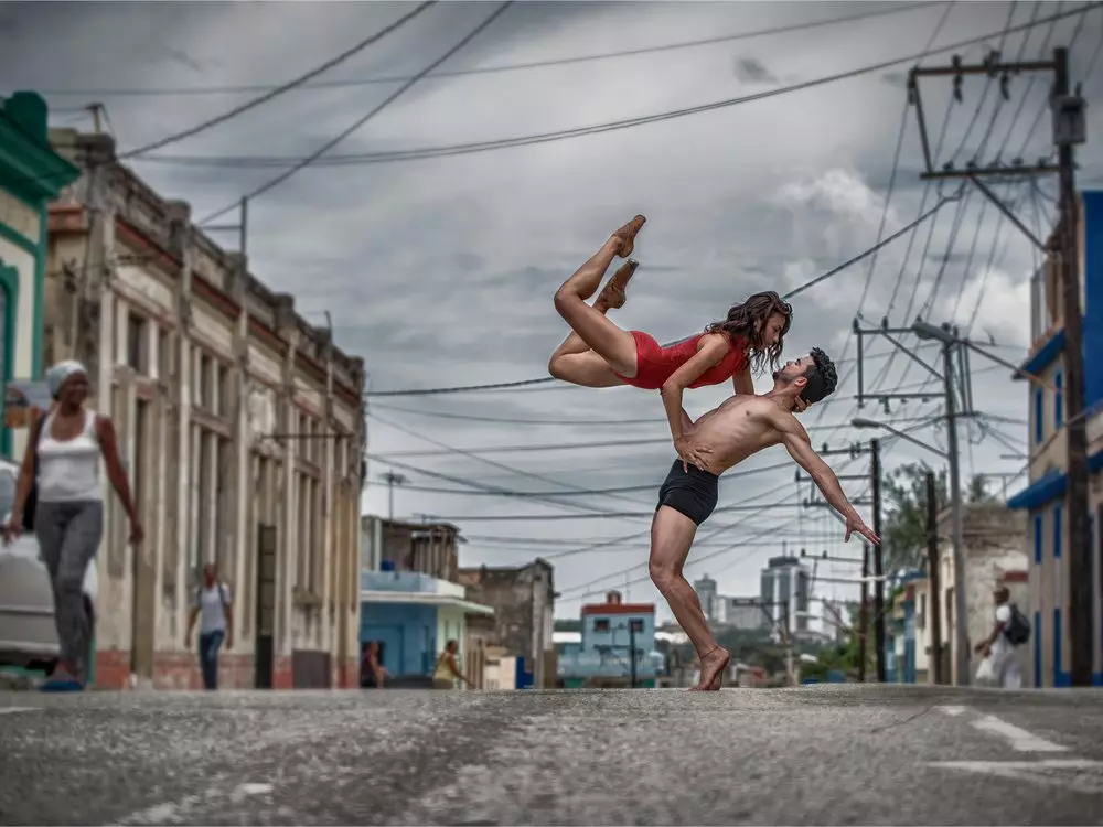 En fotojournalist fångar dramatiska porträtt av dansare på Kubas gator