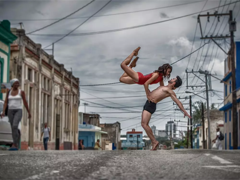 Një fotoreporter kap portrete dramatike të kërcimtarëve në rrugët e Kubës