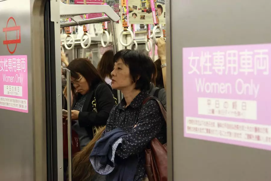 รถไฟขบวนเดียวสำหรับผู้หญิงในโตเกียว