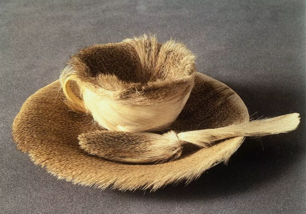 Kupa e famshme e çajit me gëzof të Oppenheim, tani e vendosur në Muzeun e Artit Modern në Nju Jork