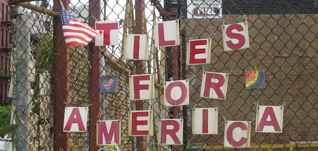 Handcrafted "Tiles for America" долбоору 9/ll эскерет