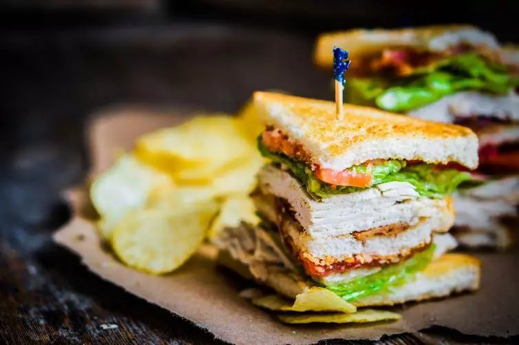 Klubový sendvič: Dokonalá zmes elegancie a jemnosti.