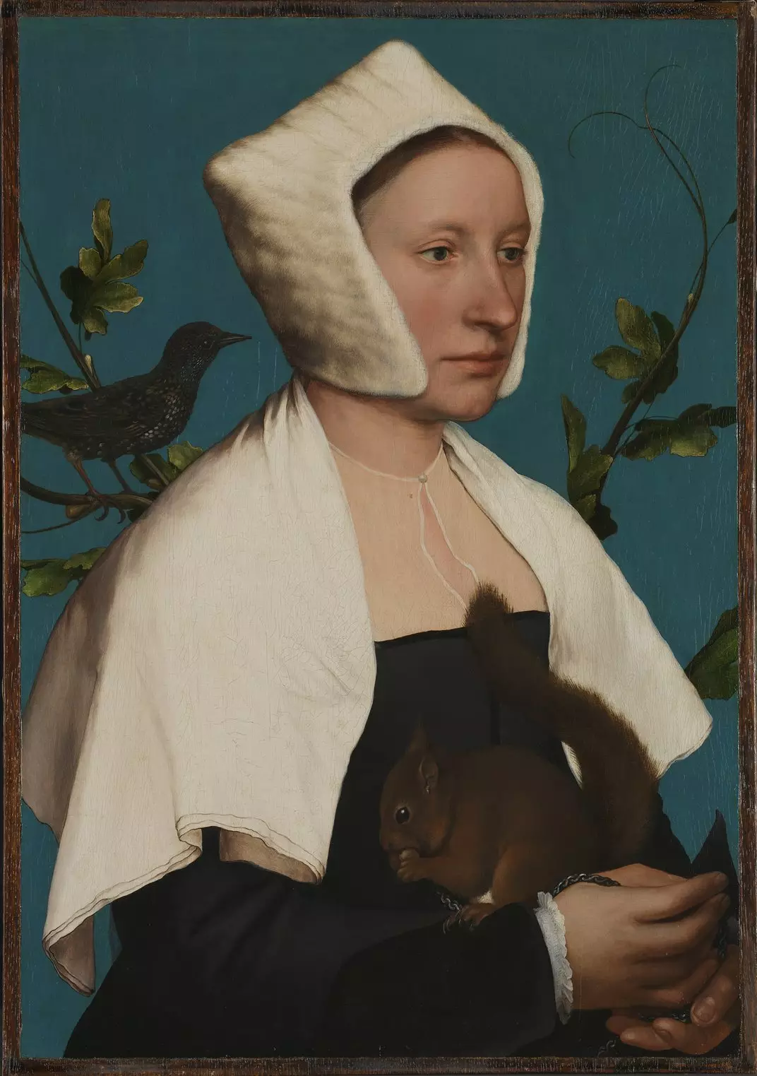 پرتره زنی رنگ پریده که سنجاب قرمز کوچکی را در مقابل پسزمینهای سبز-آبی در دست گرفته و سار (پرنده) روی شانه راستش نشسته است.