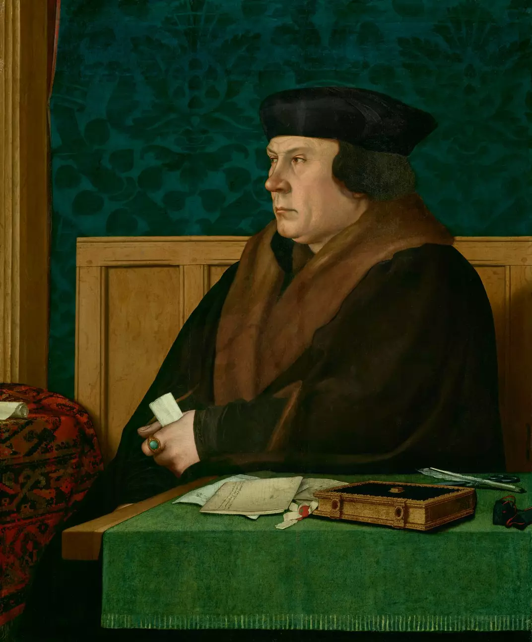 Ein Porträt eines älteren Mannes mit schwarzem Hut, der mit einem grünen Tuch und mehreren Büchern an einem Tisch sitzt, einen Brief in der Hand hält und in die Ferne blickt