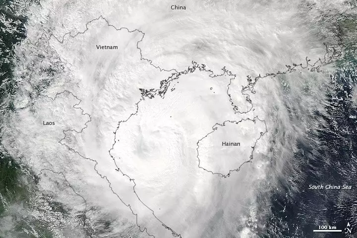 Dema ku Berava Rojhilatê Bala xwe da Sandy, Typhoon Son-tinh li Asyaya Rojhilat xist