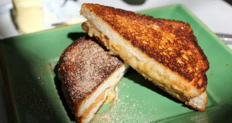 Prženi sendvič s maslacem od kikirikija i bananama