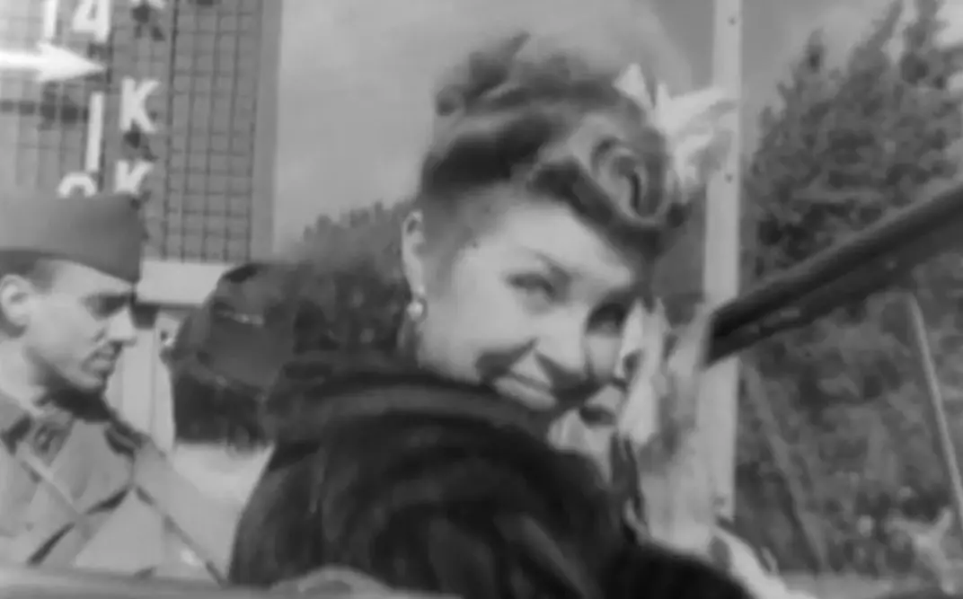 मार्था रे दुसऱ्या महायुद्धातील एका अभिलेखीय चित्रपटात कॅमेरासाठी हसत आहे