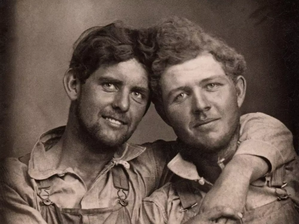 Недавно опубликованные портреты документируют вековые отношения геев