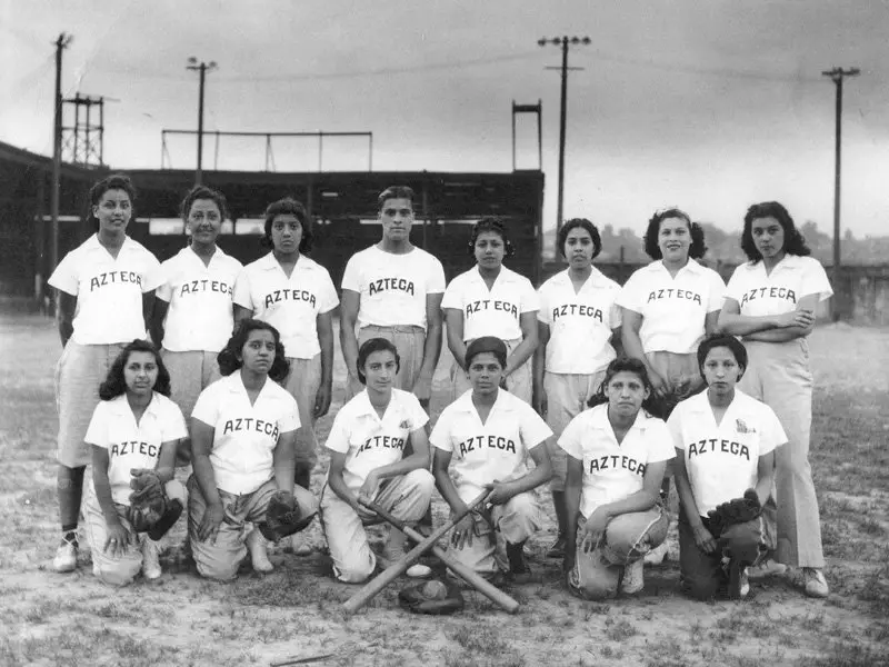 Černobílá fotografie ženského baseballového týmu