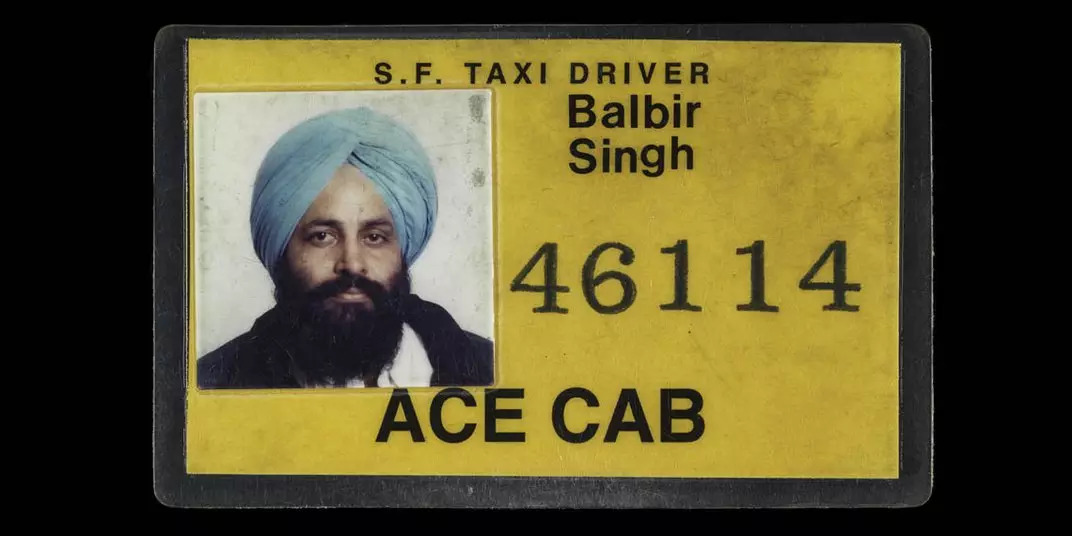 Uma licença de táxi amarela com uma foto de Sodhi