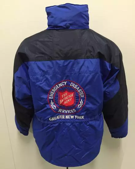 Espalda de chaqueta azul con gran selo do Exército de Salvación