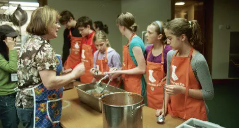 शायद यह समय बच्चों को गृह अर्थशास्त्र कक्षाओं में उपयोगी रसोई कौशल सिखाने का है।